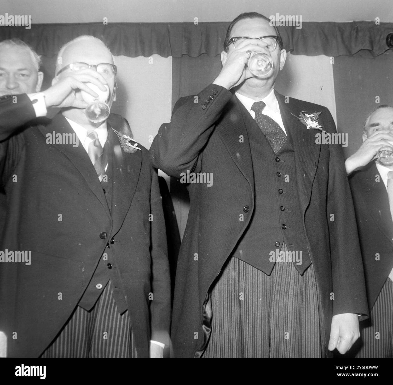 THE LORD MAYOR OF LONDON RALPH PERRING WITH REGINALD MOULDING IN LONDON ...