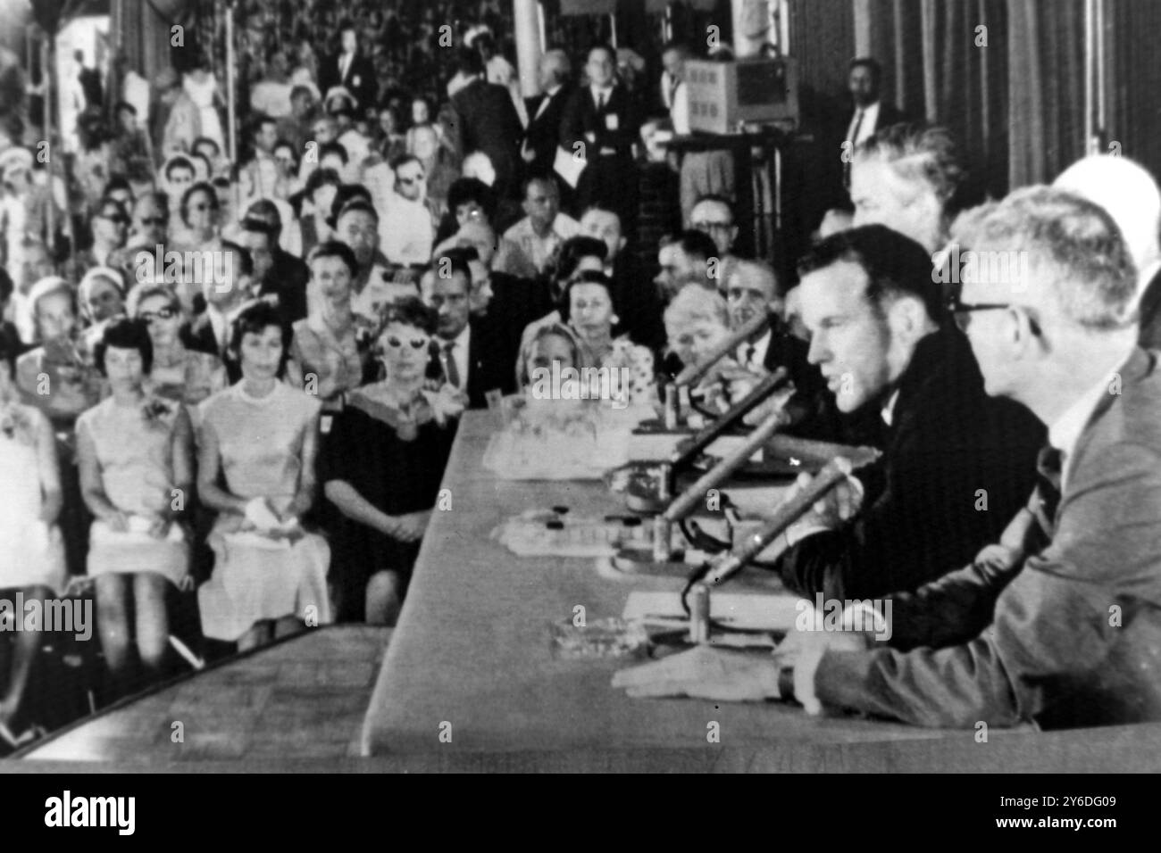 Gordon cooper press conference hi-res stock photography and images - Alamy