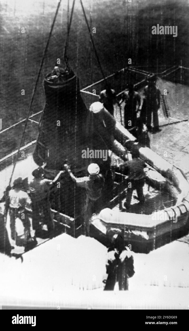 MERCURY FAITH 7 CAPSULE WITH GORDON COOPER IN THE PACIFIC ; 17 MAY 1963 ...