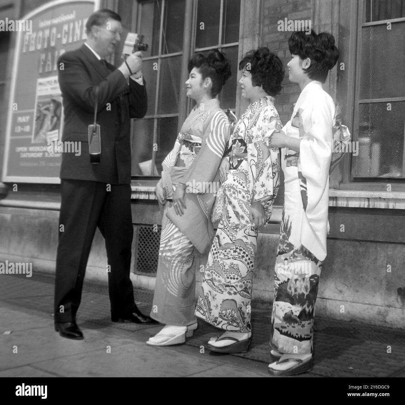 Photographing history Black and White Stock Photos & Images - Alamy