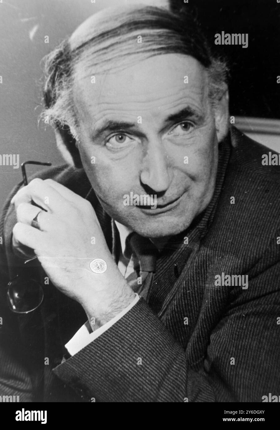 PROFESSOR SIR BERNARD LOVELL PORTRAIT / ; 14 MAY 1963 Stock Photo - Alamy