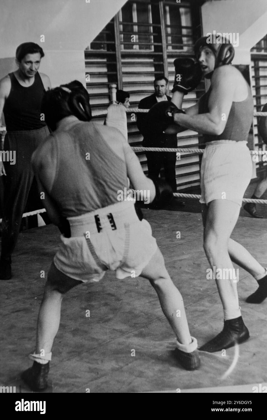 BOXING AMAT TUMINISH A SPARS WITH LOMAKIN EUROPEAN CHAMPIONSHIPS ; 14 ...