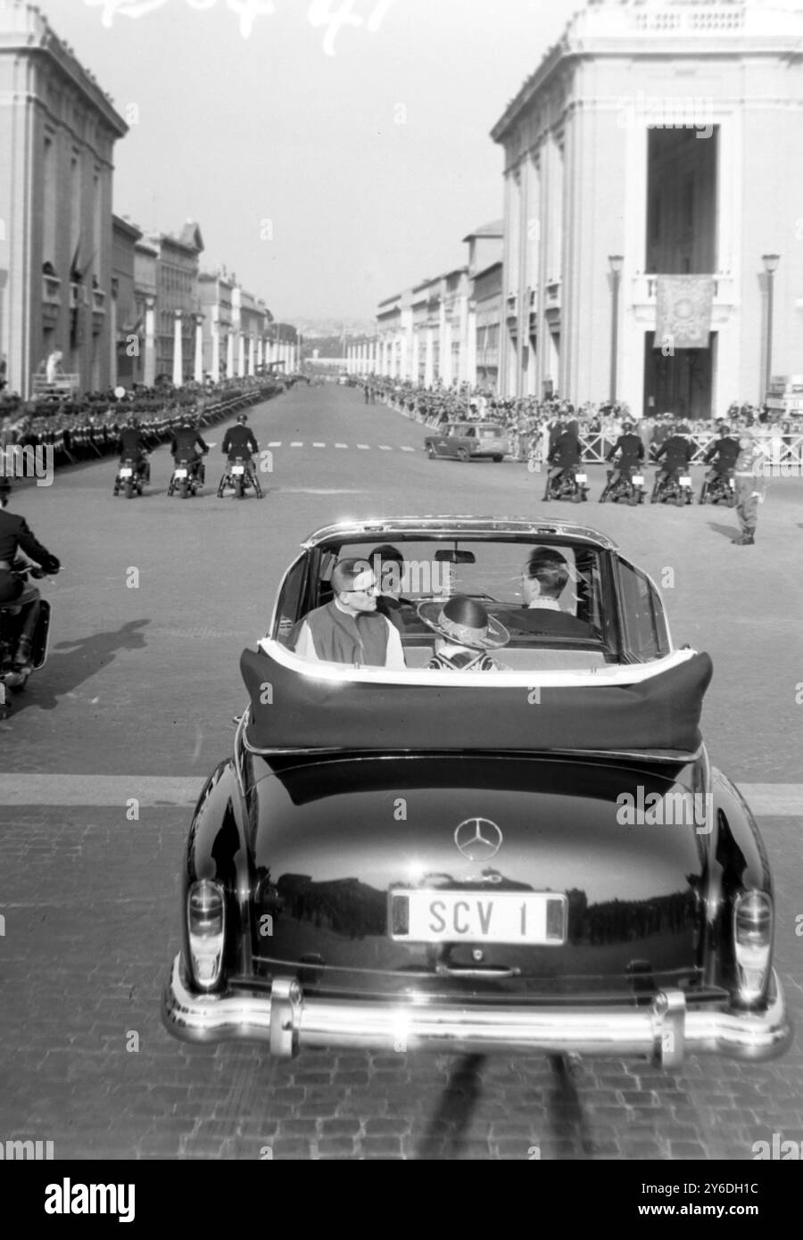 POPE JOHN XXIII IN PAPAL MOTORCADE IN ROME / ; 13 MAY 1963 Stock Photo ...