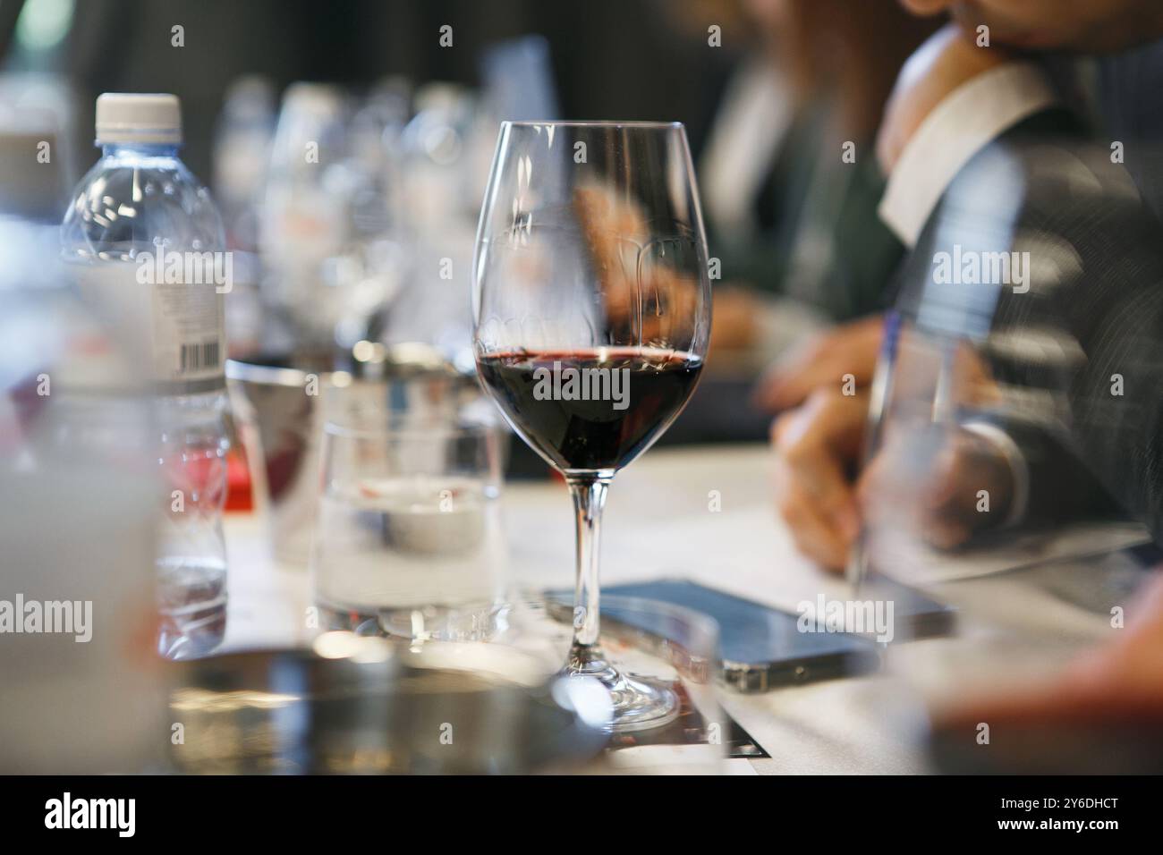 Sommeliers tasting wine table hi-res stock photography and images - Alamy