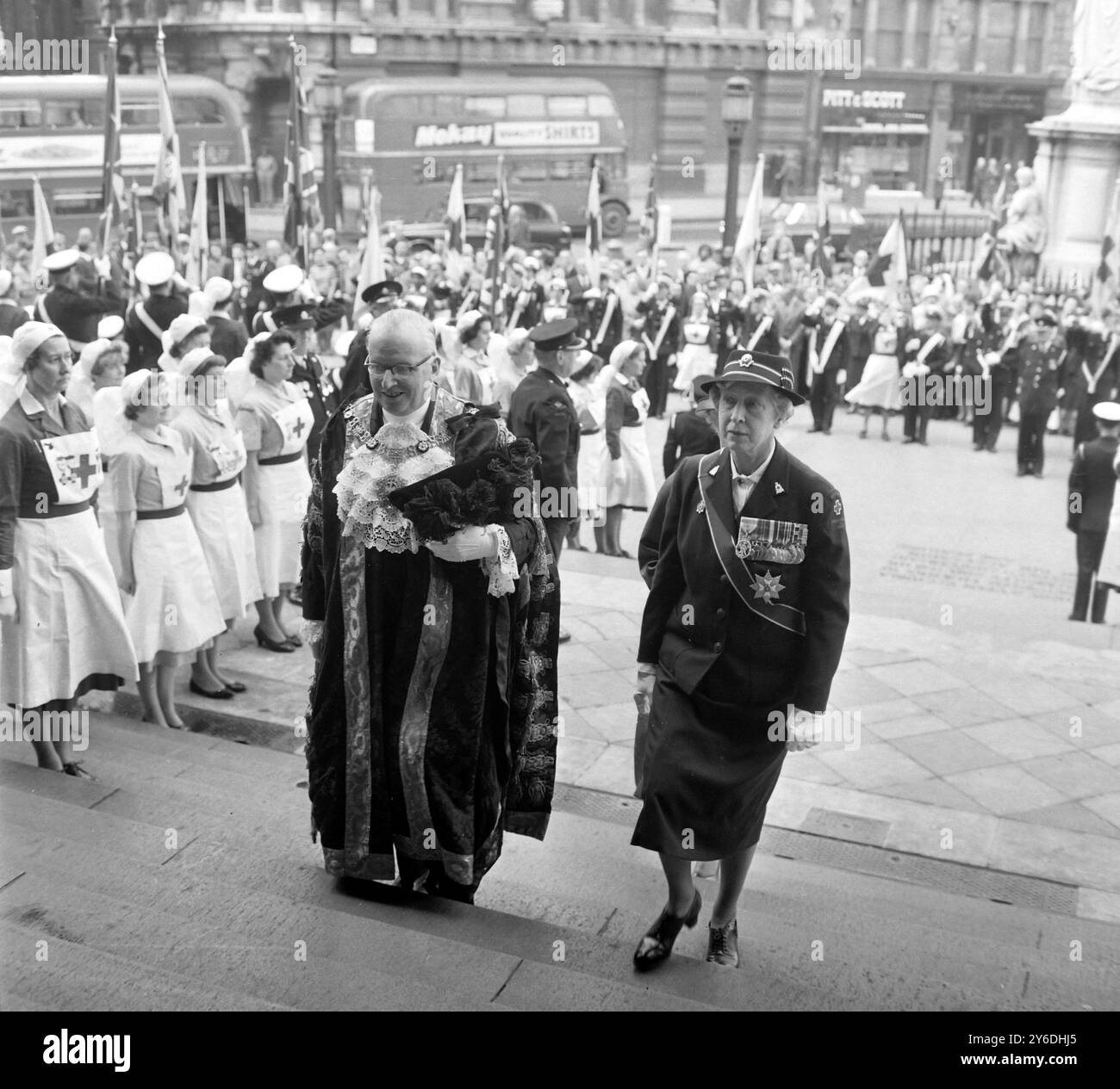 THE LORD MAYOR OF LONDON RALPH PERRING AT STEPS OF ST PAULS CATHEDRAL ...