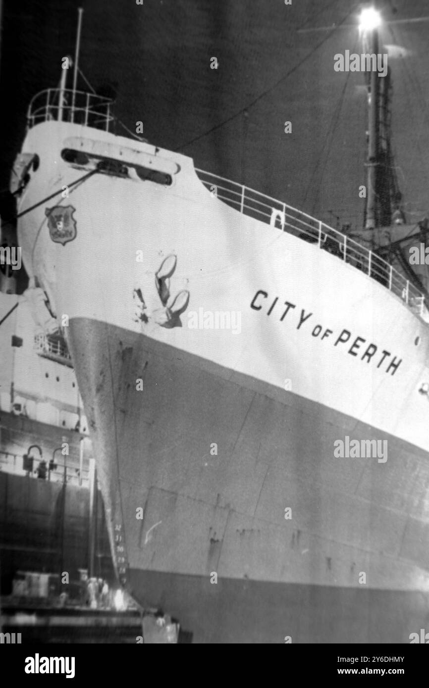 Black an white photo of cargo ships hi-res stock photography and images ...