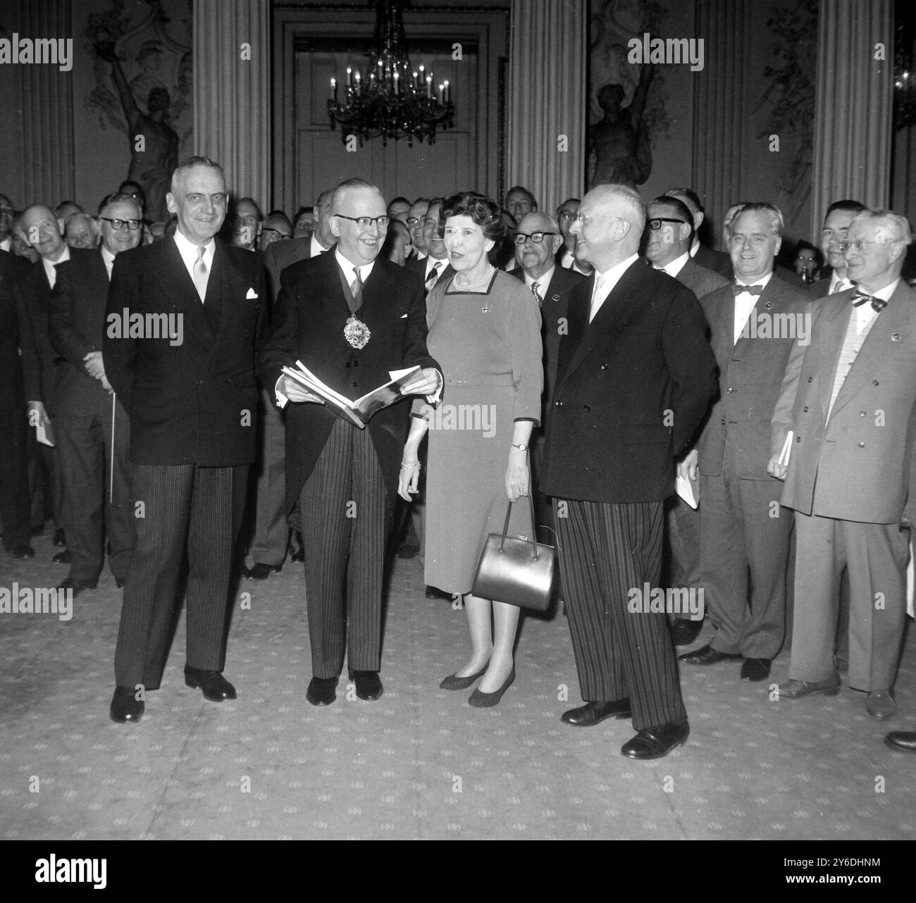 SWISS CHOIR AT MANSION HOUSE WITH THE LORD MAYOR OF LONDON RALPH ...