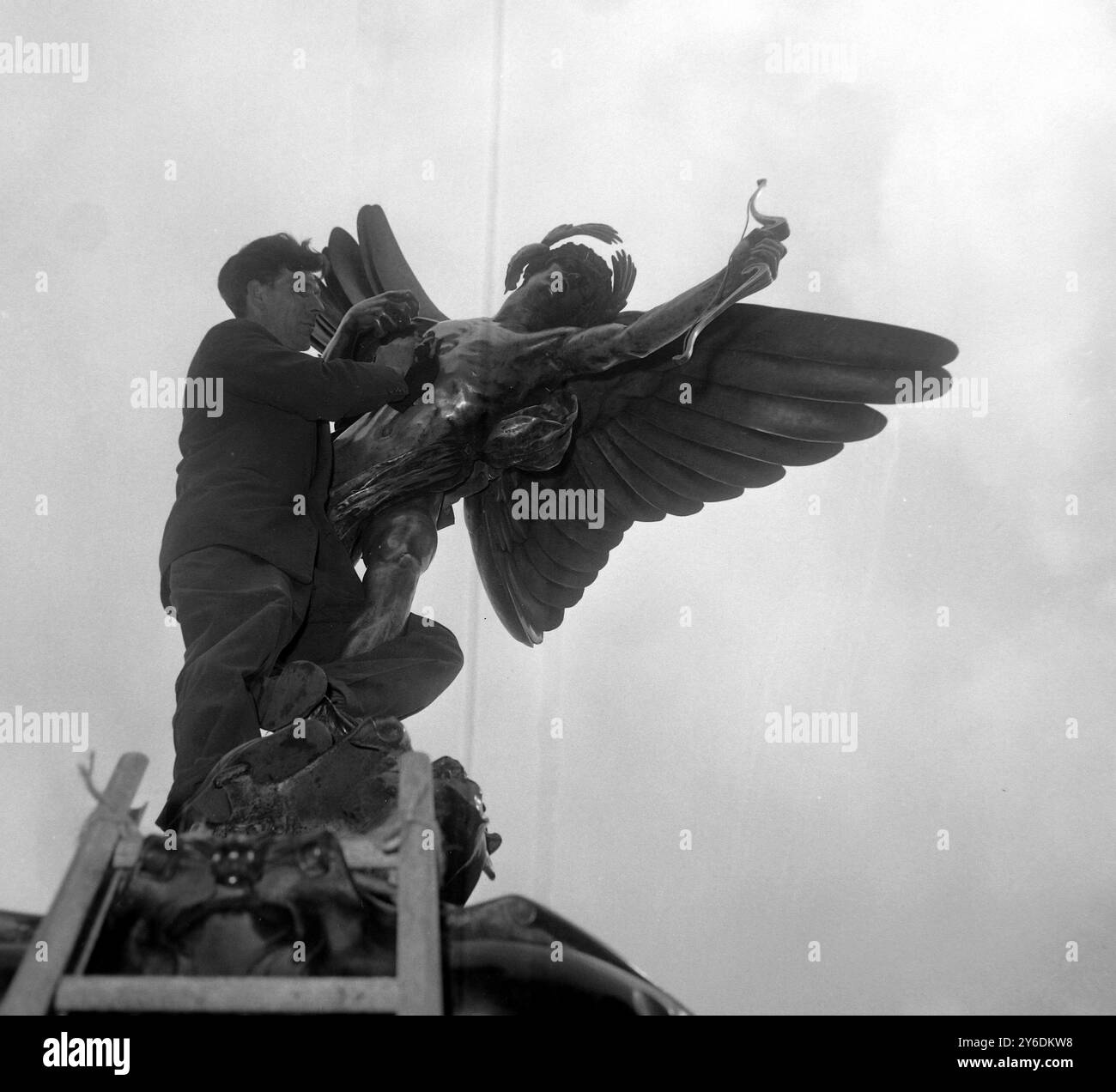 London piccadilly circus eros cleaning hi-res stock photography and ...