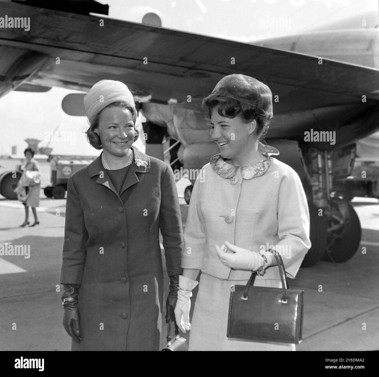 PRINCESS IRENE AND PRINCESS MARGRIET AT LONDON AIRPORT ; 22 APRIL 1963 ...