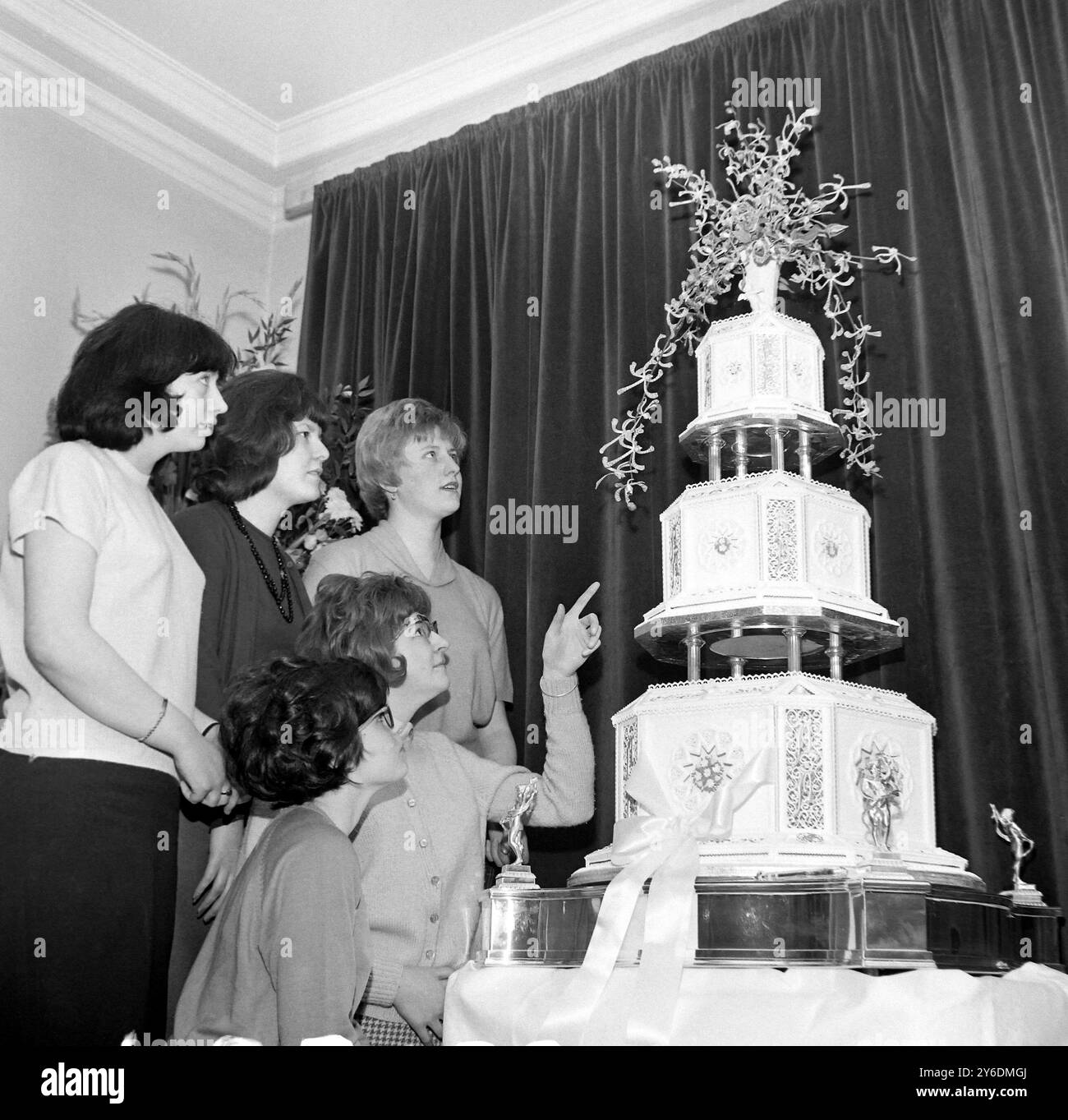 1960s wedding cake hi-res stock photography and images - Alamy