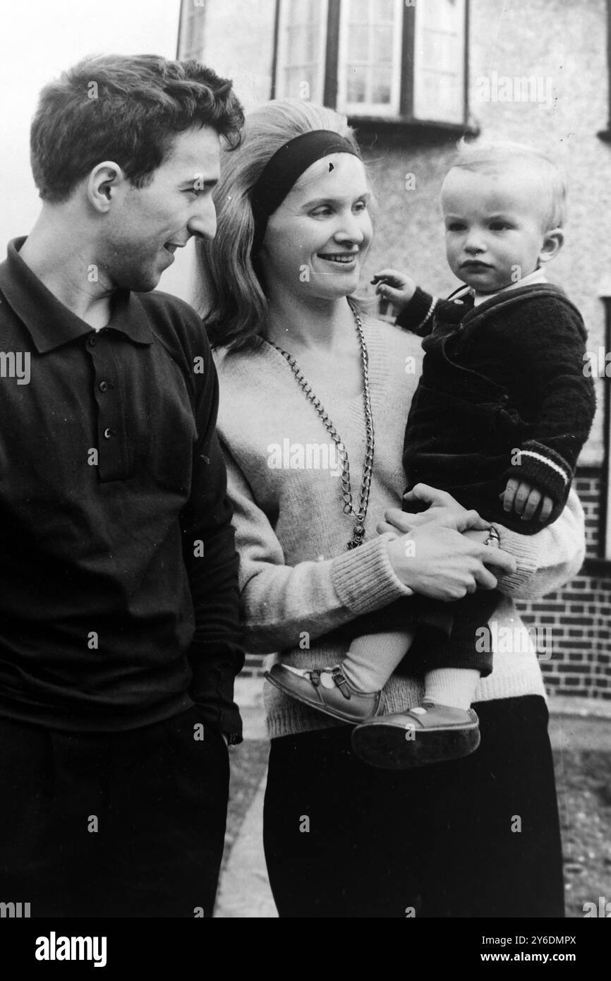 VLADIMIR ASHKENAZY - SOVIET PIANIST WITH FAMILY MOVES TO BRITAIN ; 17 ...