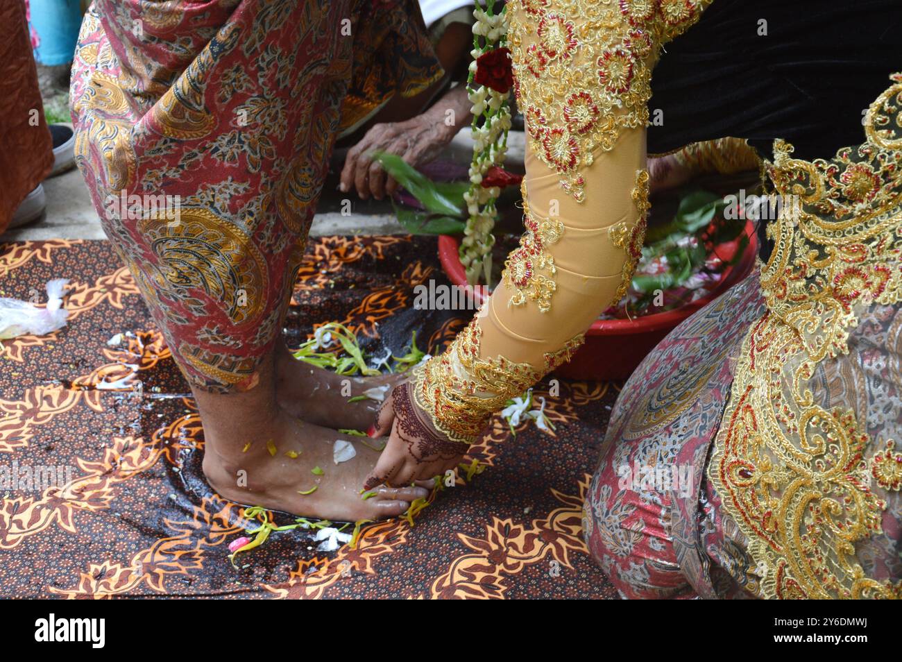 " Temu Manten " the traditional wedding ceremony of the Javanesse ...