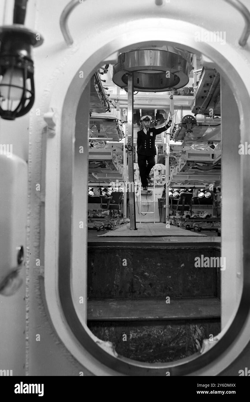 INSIDE BRITAINS FIRST NUCLEAR SUBMARINE ; 17 APRIL 1963 Stock Photo - Alamy