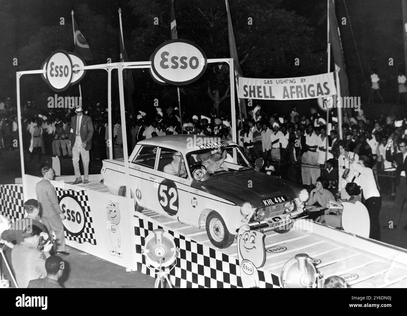 MOTOR RALLY EAST AFRICAN SAFARI RILEY & MARKHAM IN CORTINA ON A START ...