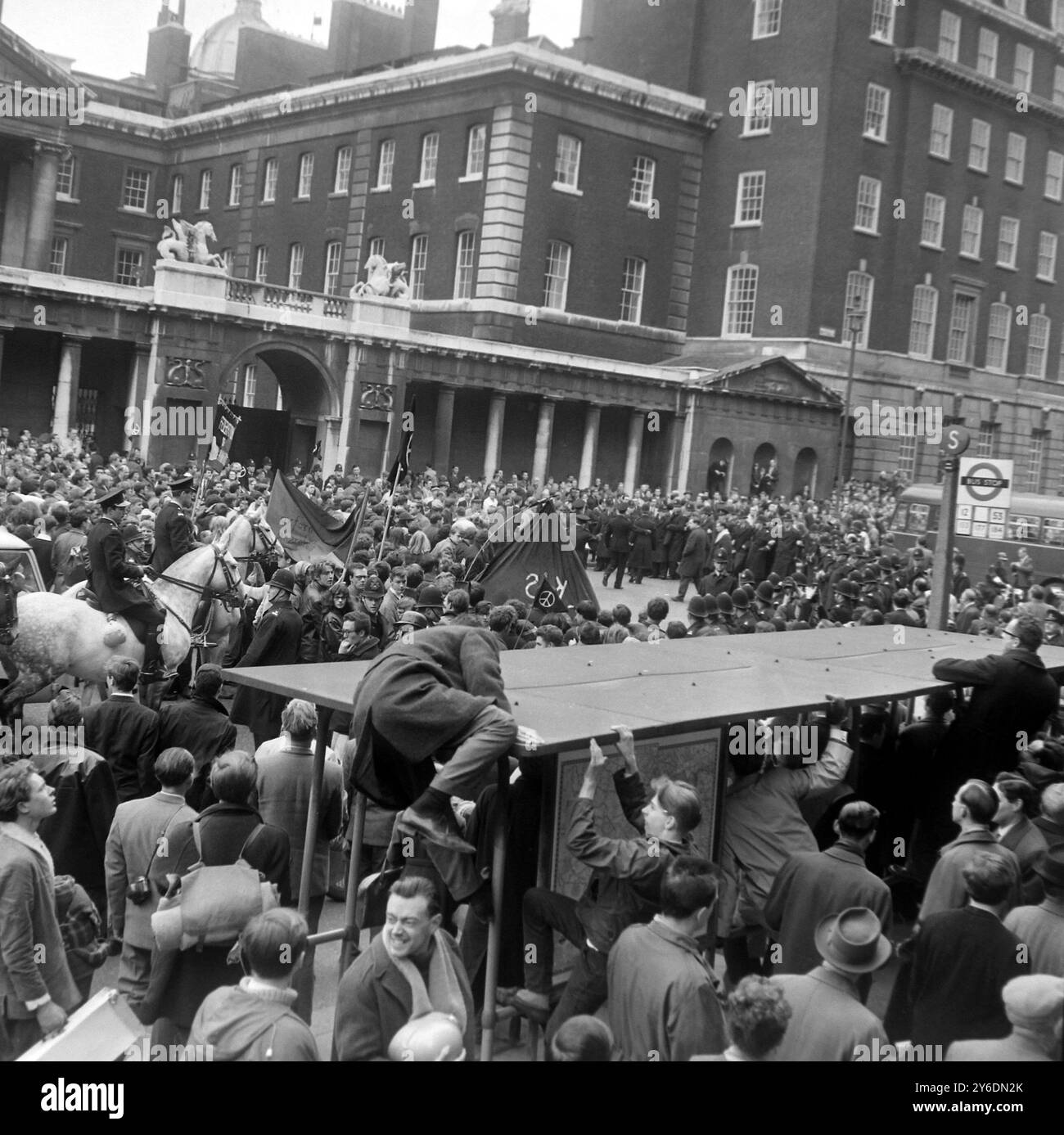 London bus 15 1963 hi-res stock photography and images - Alamy