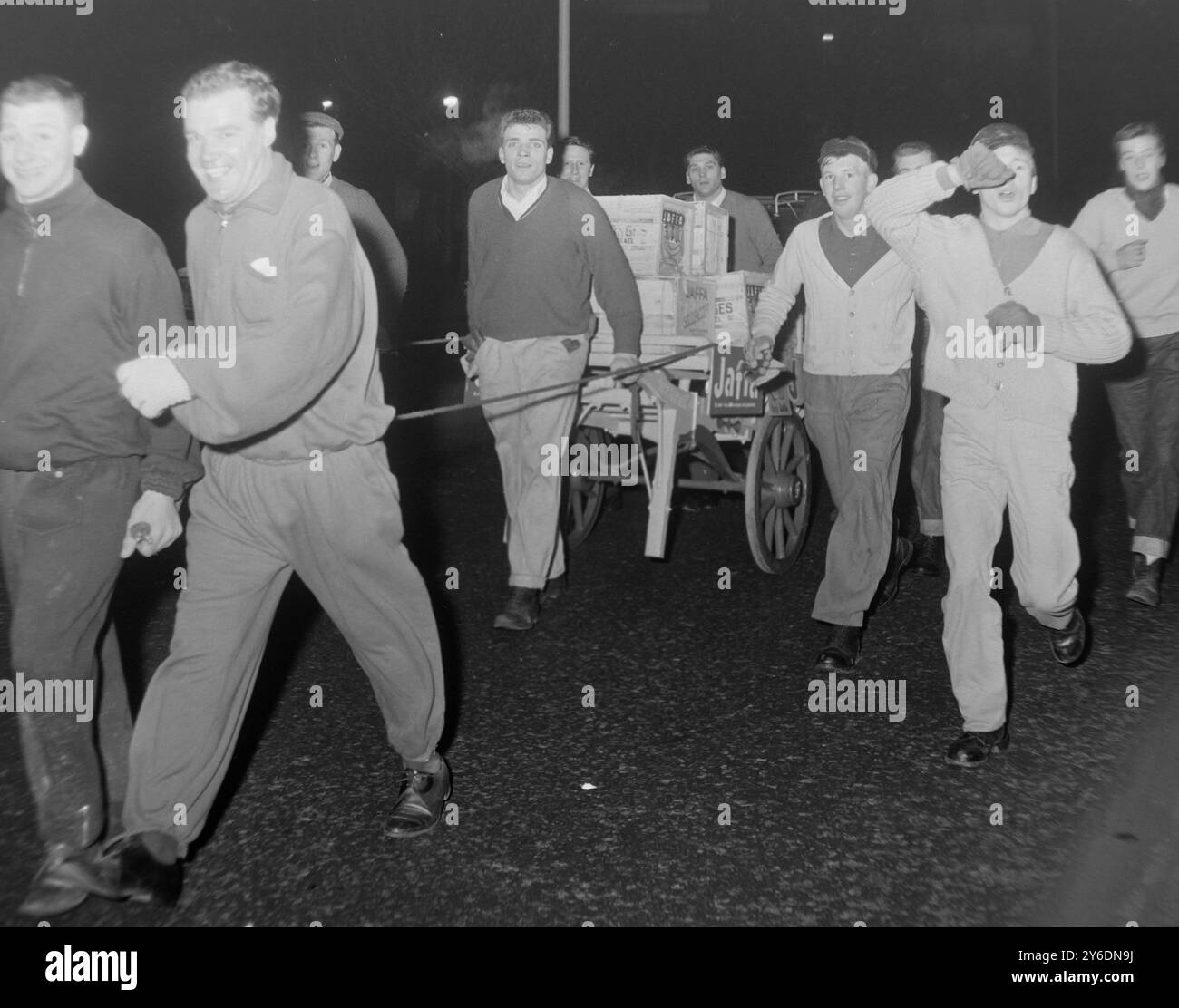 COSTOMONGERS PORTERS FROM COVENT GARDEN IN BARROW RACE ; 14 APRIL 1963 ...