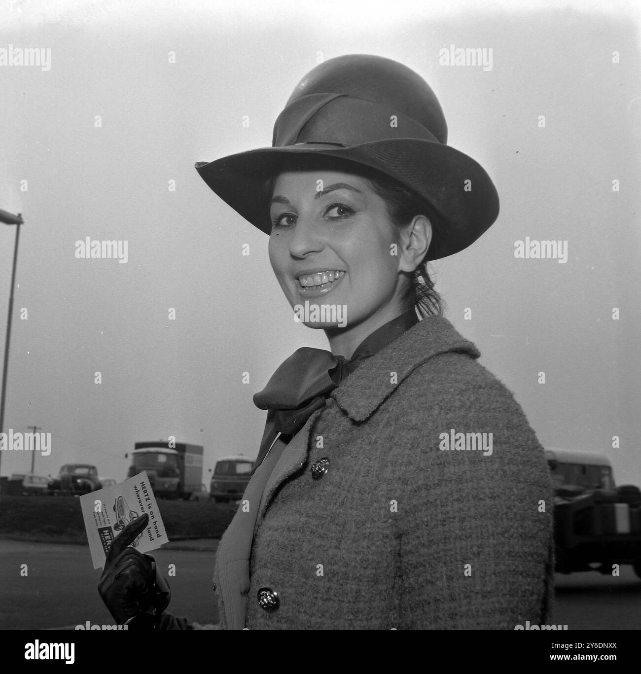 ALMA COGAN AT LONDON AIRPORT / ; 8 APRIL 1963 Stock Photo - Alamy