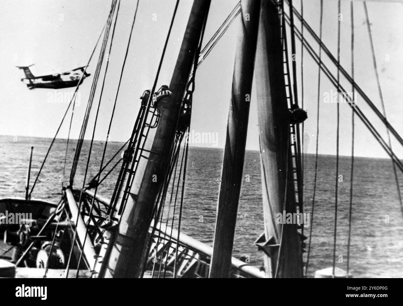 Us plane soviet ship hi-res stock photography and images - Alamy