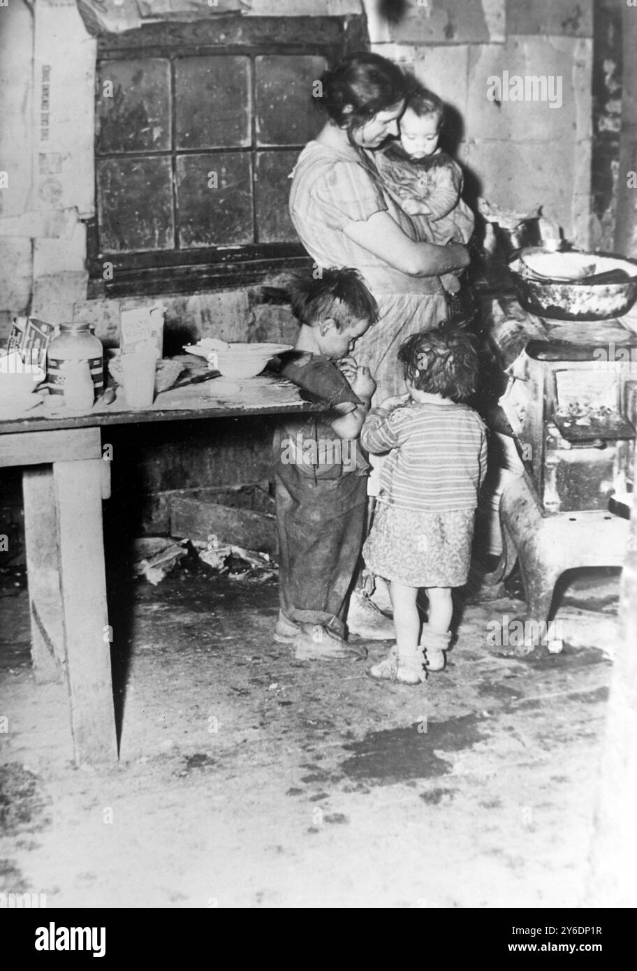 KENTUCKY SLUM - FAMILY HOUSE PICTURE ; 8 APRIL 1963 Stock Photo - Alamy