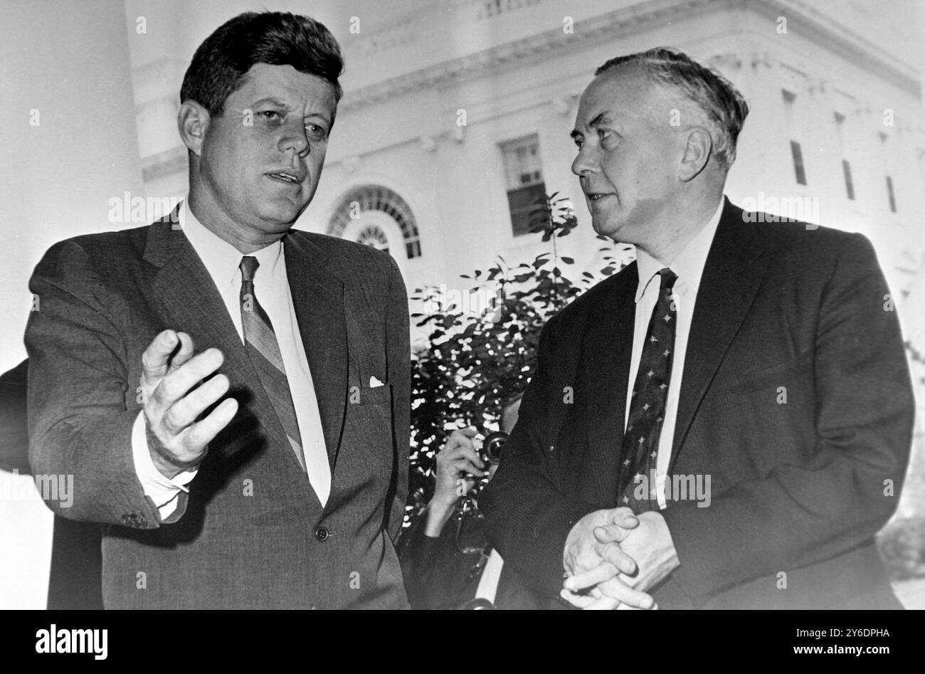 US AMERICAN PRESIDENT JOHN F KENNEDY JFK WITH HAROLD WILSON AT WHITE ...