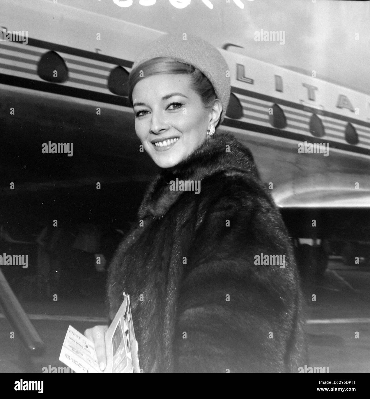 DANIELA BIANCHI AT LONDON AIRPORT / ; 29 MARCH 1963 Stock Photo - Alamy