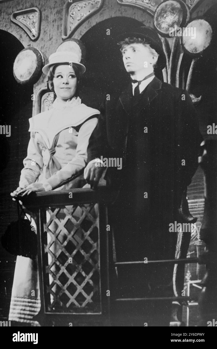 Singer marti webb hi-res stock photography and images - Alamy