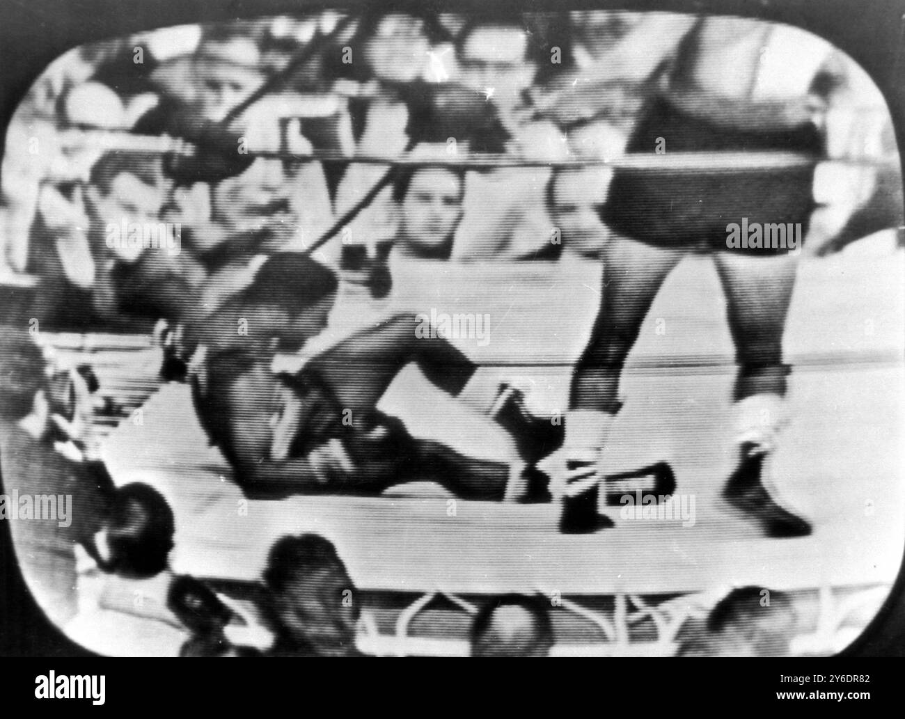 FATAL KNOCKDOWN - BOXING FEATHERWEIGHT WORLD TITLE DAVEY MOORE D V ...