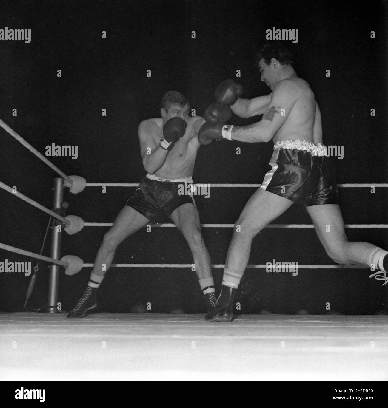 BOXING HEAVYWEIGHT BILLY WALKER V JOE DI GRAZIO AT WEMBLEY ; 27 MARCH ...