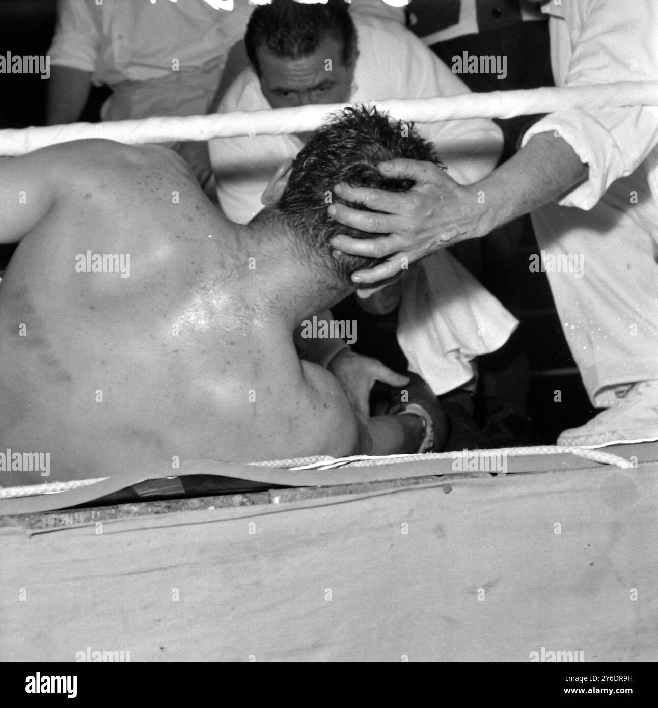 BOXING HEAVYWEIGHT BILLY WALKER V JOE DI GRAZIO AT WEMBLEY / ; 27 MARCH ...