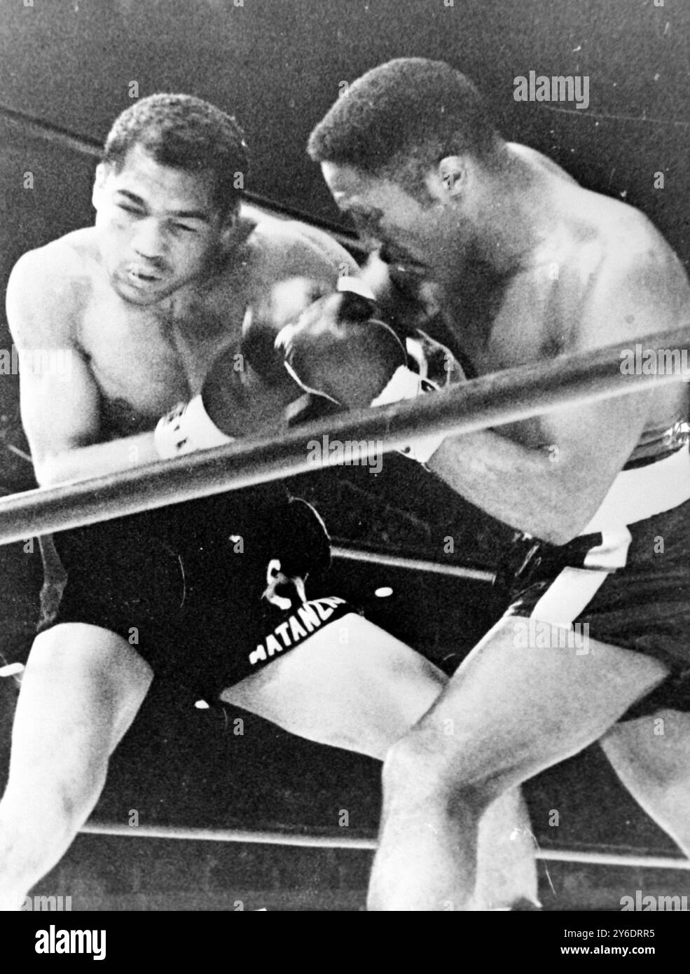 BOXING FEATHERWEIGHT WORLD TITLE DAVEY MOORE WITH SUGAR RAMOS IN LOS ANGELES ; 22 MARCH 1963 ...