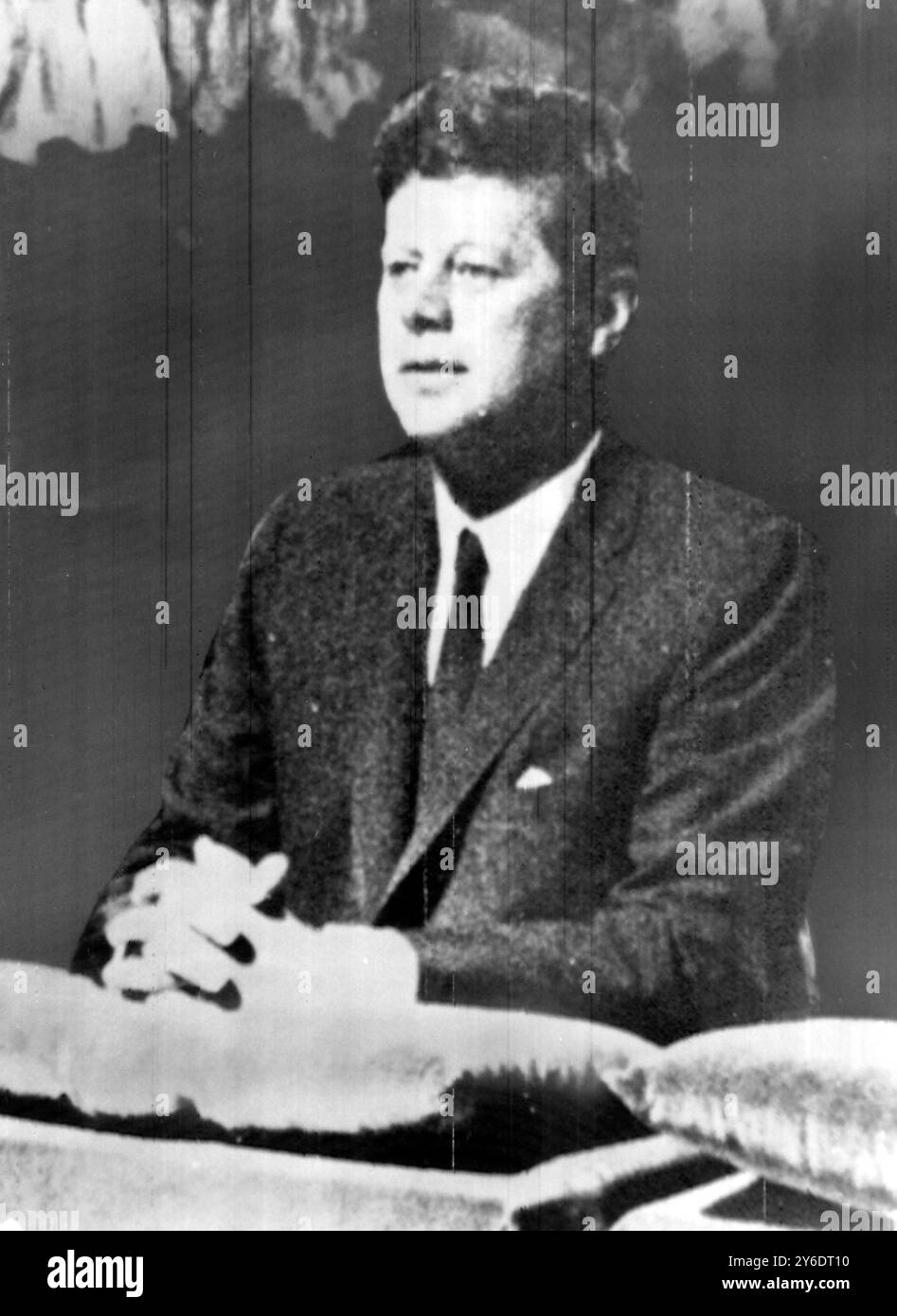 US AMERICAN PRESIDENT JOHN F KENNEDY JFK KNEELING IN PRAYER / ; 21 ...