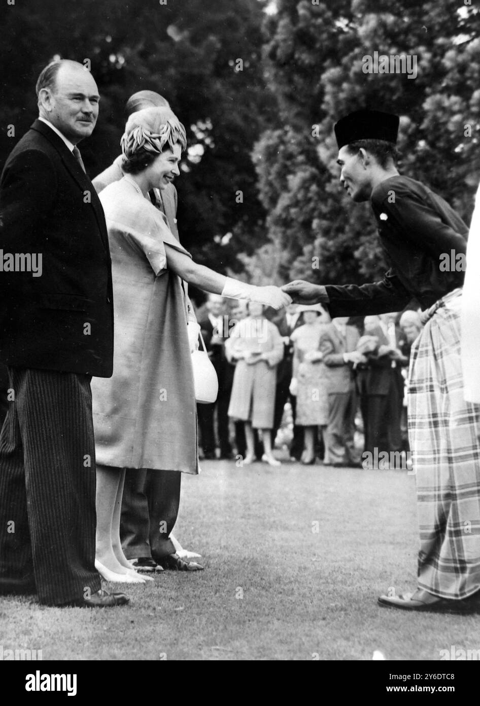 QUEEN ELIZABETH II MEETS PEOPLE FROM THE TERRITORIES IN AUSTRALIA ; 18 ...