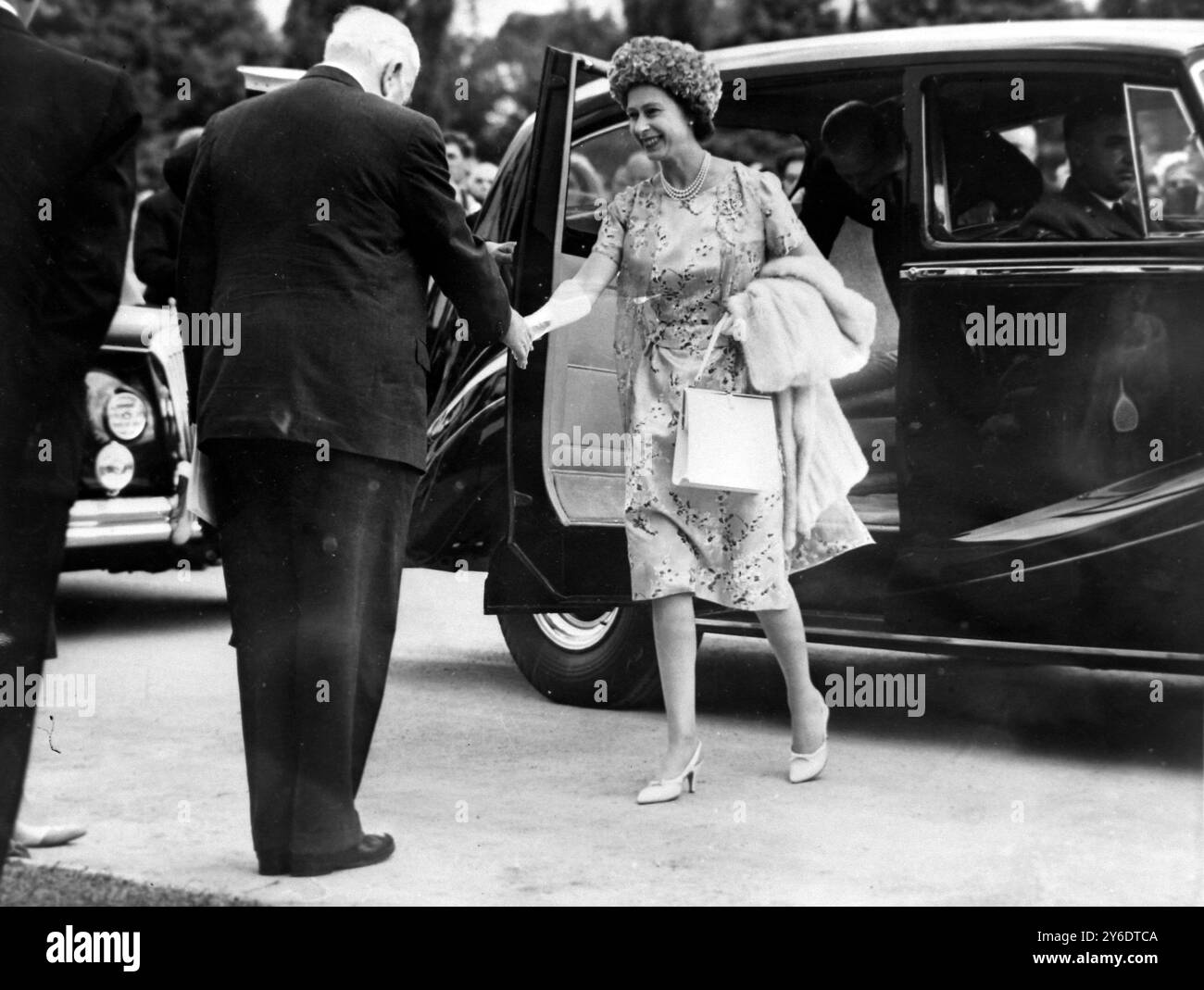 ROBERT MENZIES WELCOMES QUEEN ELIZABETH II AND PRINCE PHILIP IN ...