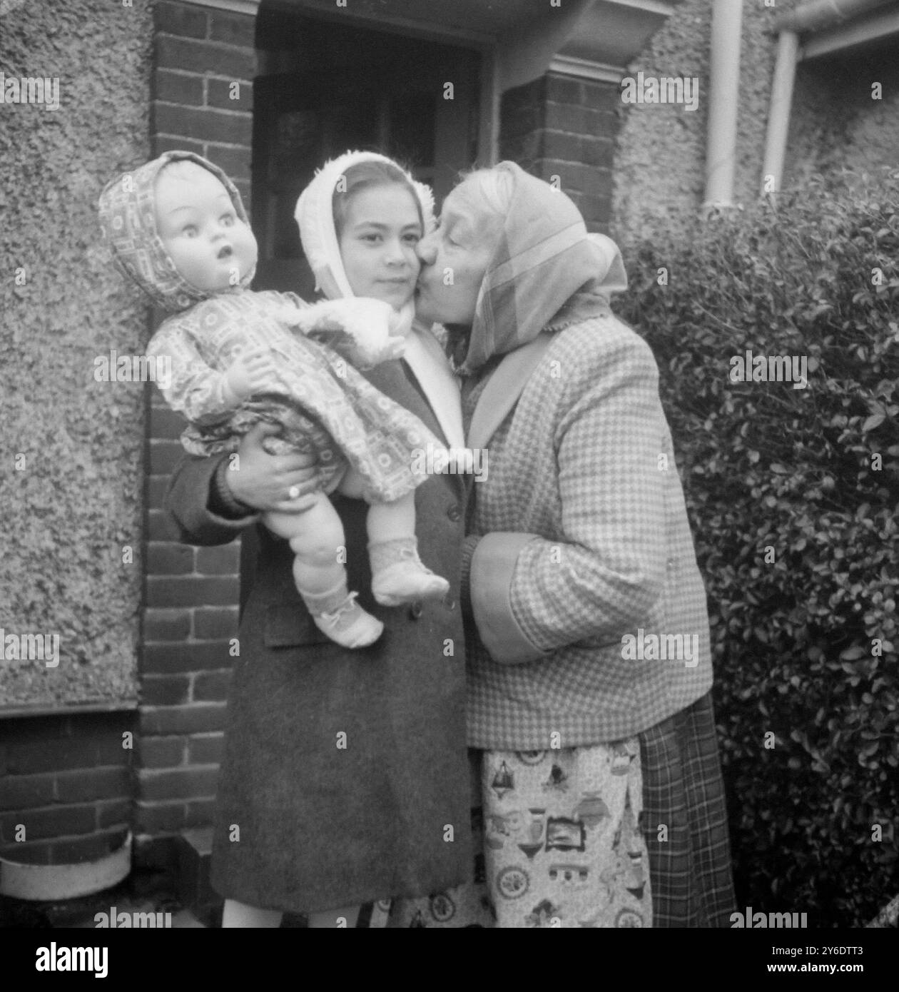 JANE LAVARELLO GRANDDAUGHTER SAYING GOODBYE IN SOUTHAMPTON / ; 13 MARCH ...