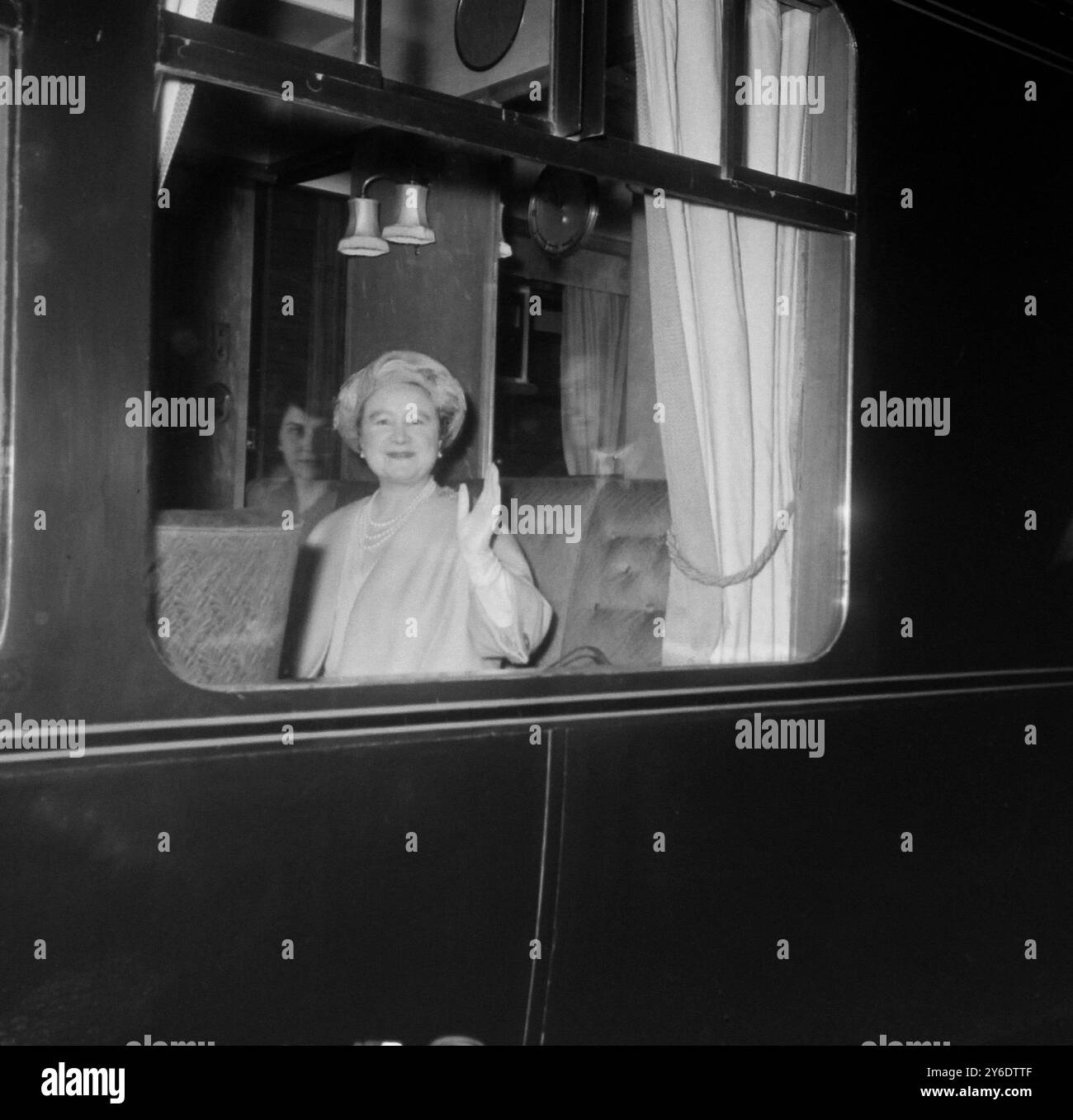 ELIZABETH THE QUEEN MOTHER ARRIVES AT PADDINGTON STATION IN LONDON ; 14 ...