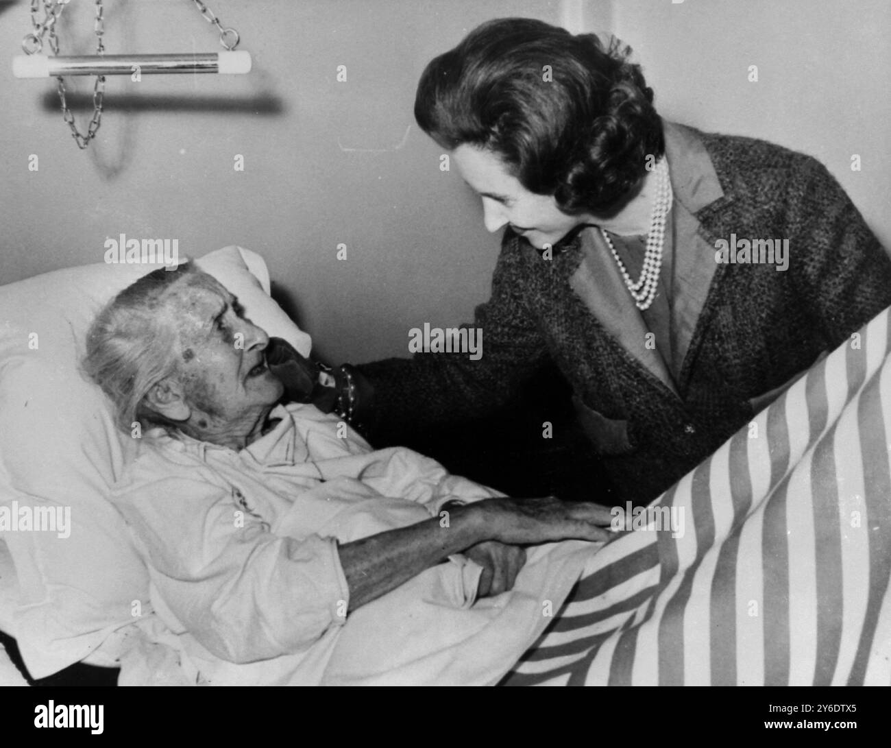 QUEEN FABIOLA WITH AGED PATIENT IN HOSPITAL IN ATH, BELGIUM ; 14 MARCH ...