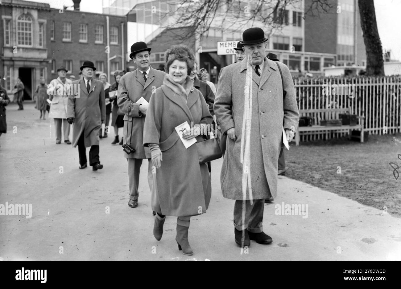 ELIZABETH THE QUEEN MOTHER AT THE RACES WALKS IN PADDOC IN NEWBURY ; 8 ...