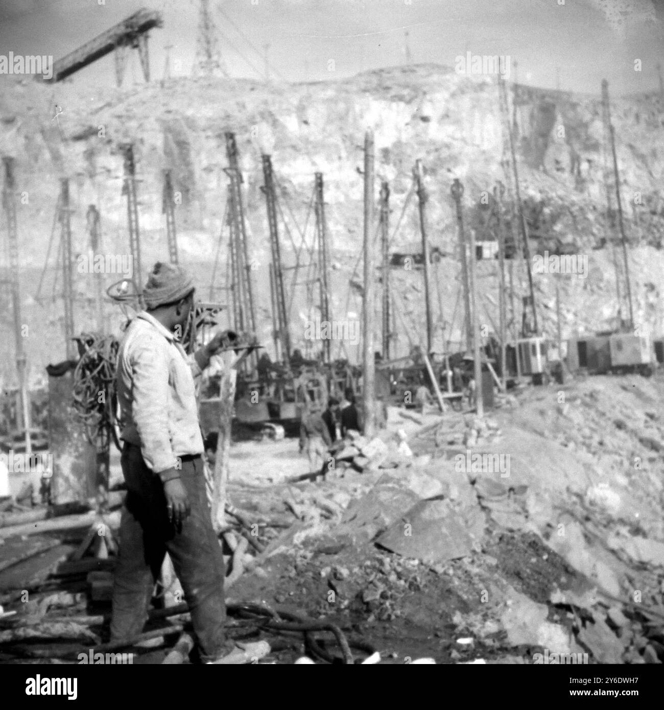 Building aswan dam old hi-res stock photography and images - Alamy