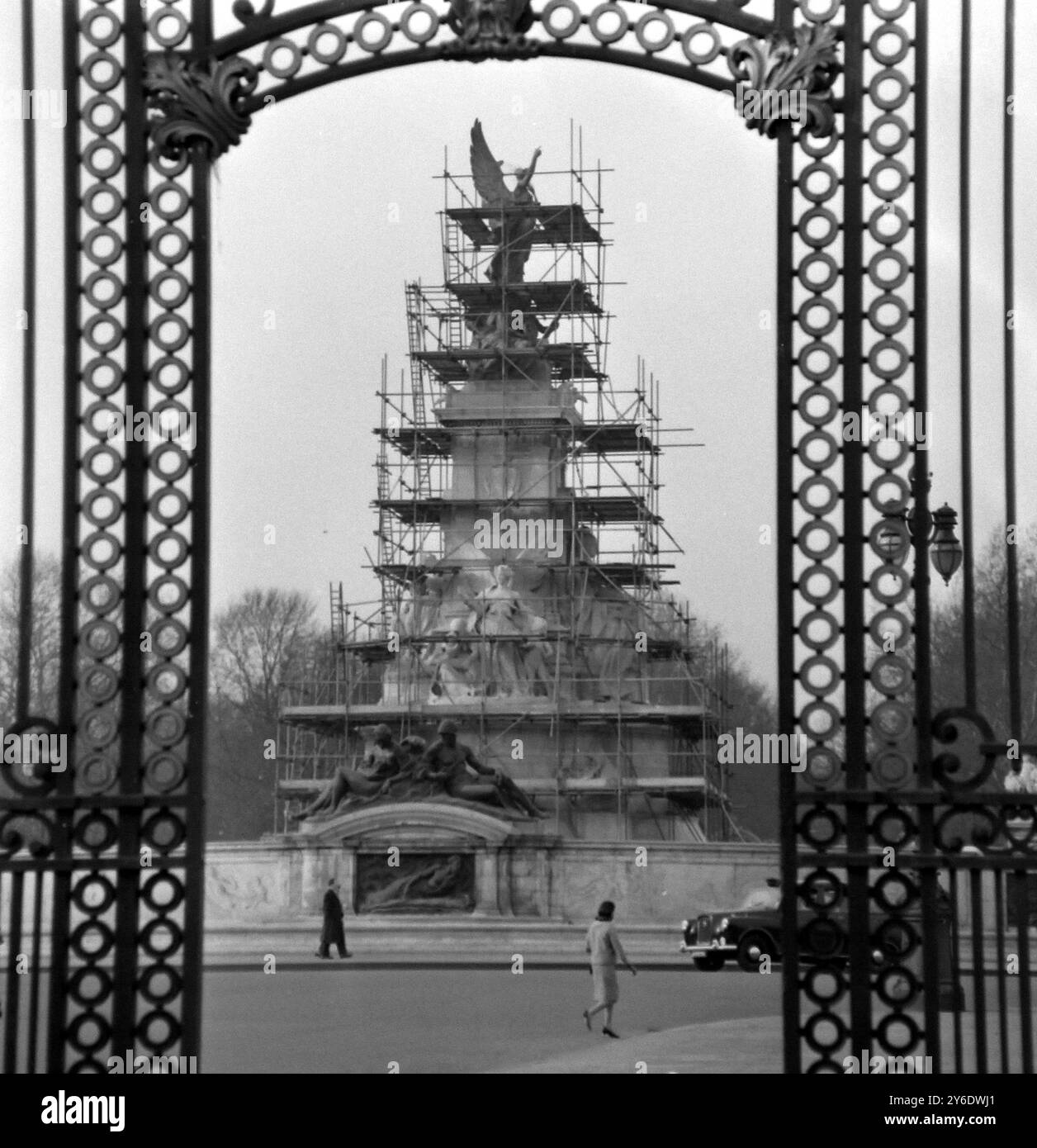 Image victoria memorial in london Black and White Stock Photos & Images ...