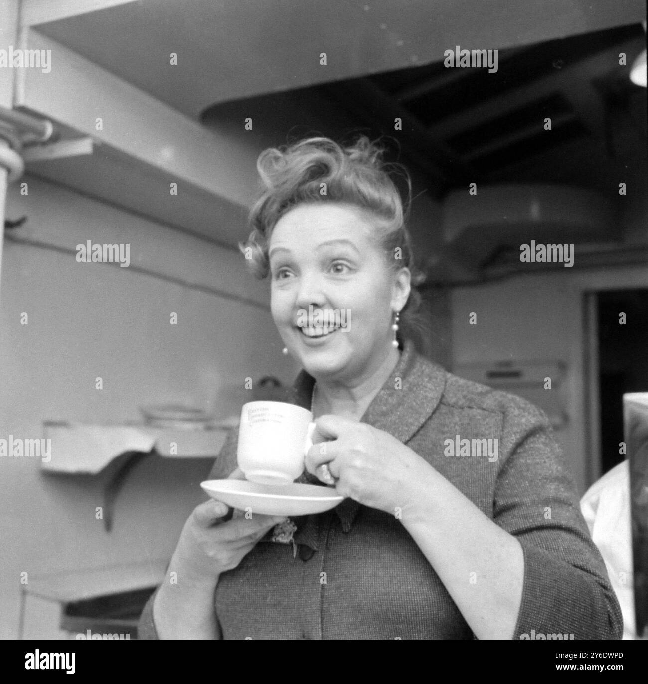 JESSIE MATTHEWS AT BBC CANTEEN / ; 7 MARCH 1963 Stock Photo - Alamy