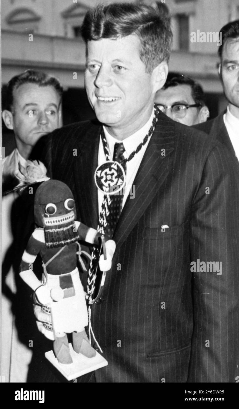 US AMERICAN PRESIDENT JOHN F KENNEDY JFK WITH A GIFT AT NATIONAL ...