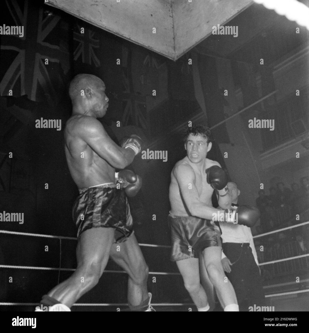 BOXING JIMMY BEECHAM WITH TERRY DOWNES IN LONDON / ; 5 MARCH 1963 Stock ...