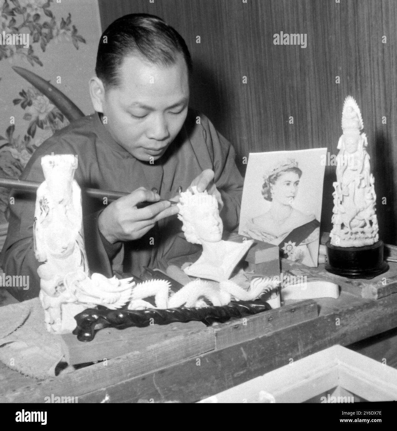CARVING WING FUNG SHOWS QUEEN QUEEN ELIZABETH II IVORY CARVING ; 4 ...