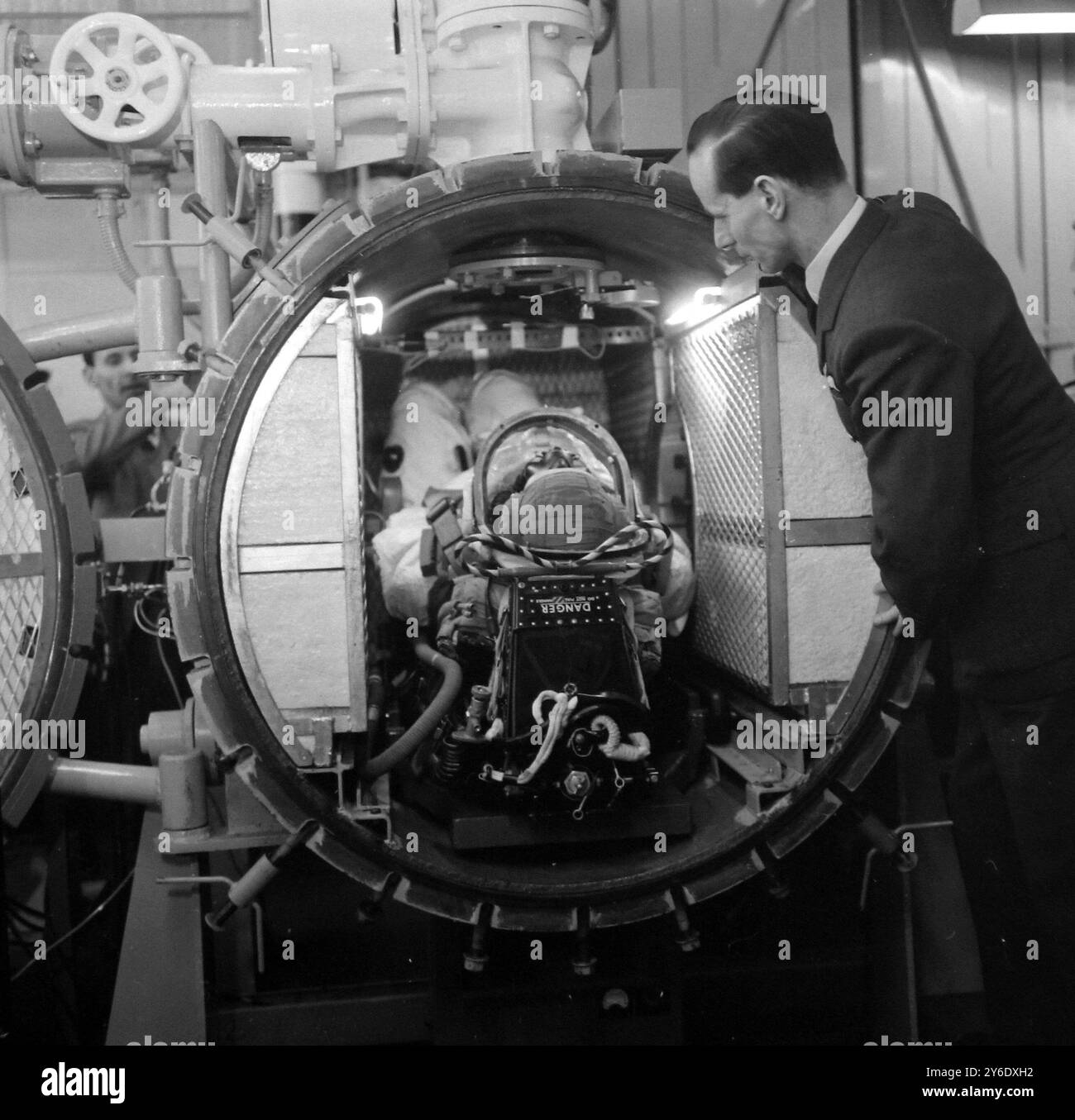 Decompression chamber hi-res stock photography and images - Alamy