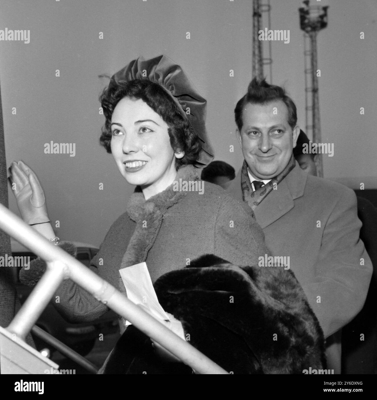 JACK GALLOWAY WEDS FAITH REYNOLDS / ; 26 FEBRUARY 1963 Stock Photo - Alamy