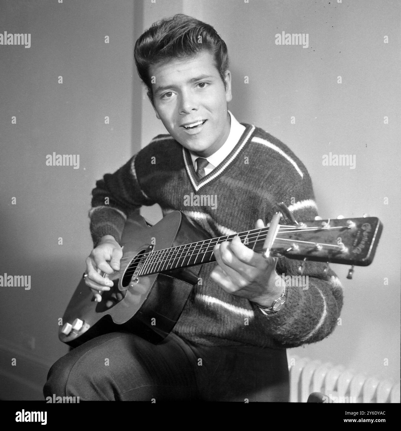 Cliff richard 1960 hi-res stock photography and images - Alamy