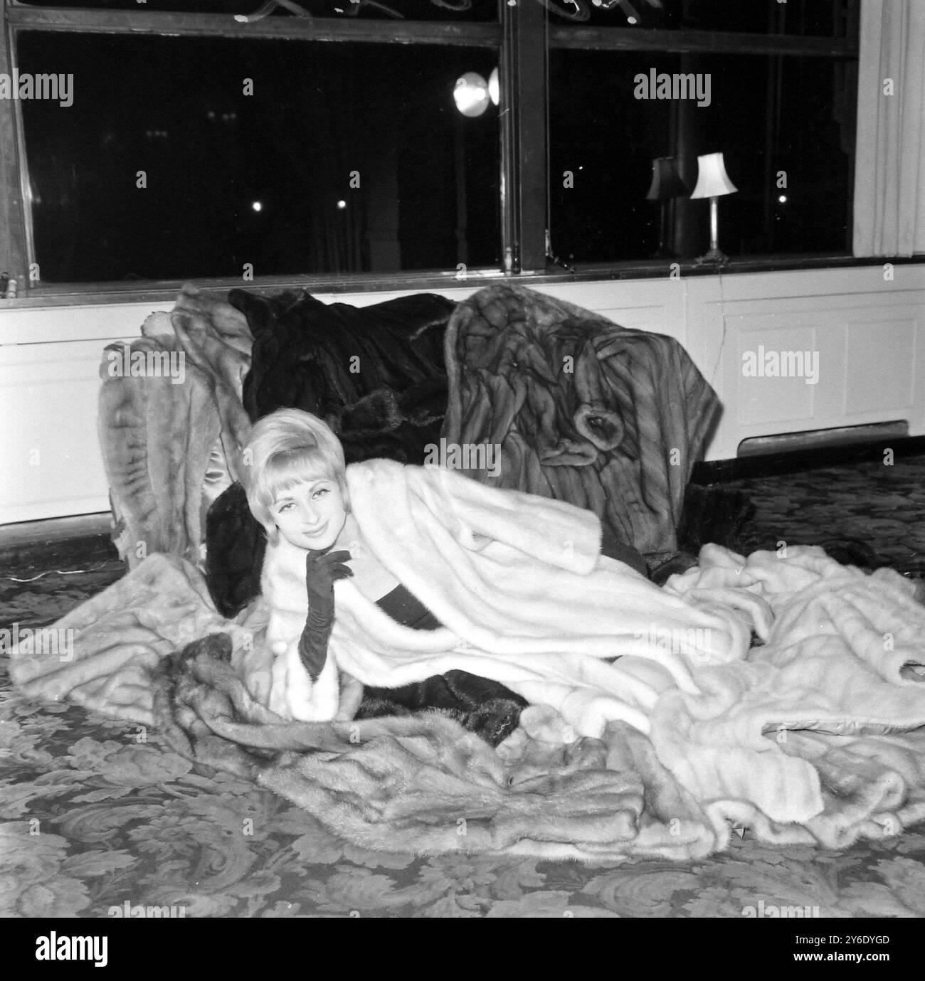 SUE ELLIOTT MODELS MINK COAT / ; 18 FEBRUARY 1963 Stock Photo - Alamy