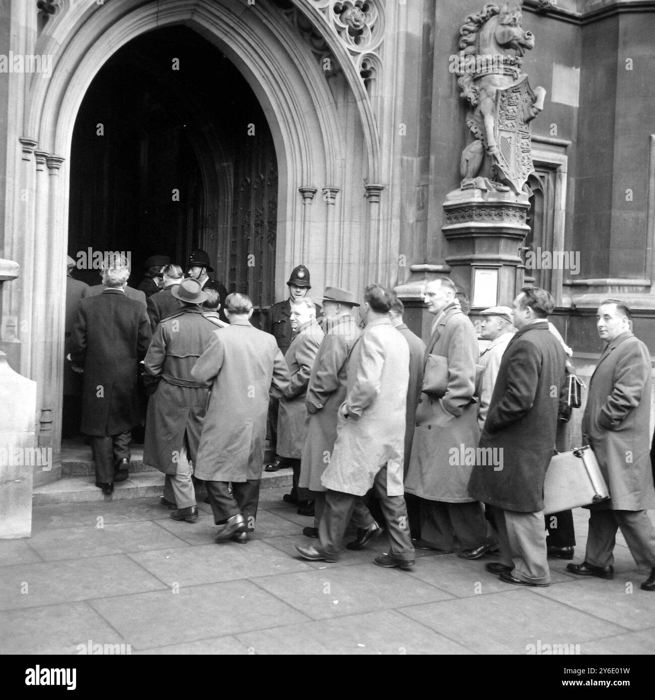 London house of commons queue Black and White Stock Photos & Images - Alamy