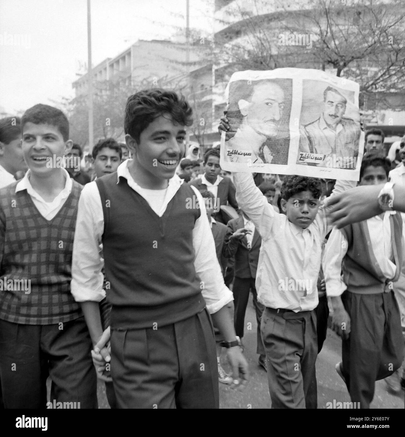 IRAQ BORDER BOY HOLDS POSTER OF SIRRY COLONEL WHO WAS KILLED ; 12 ...