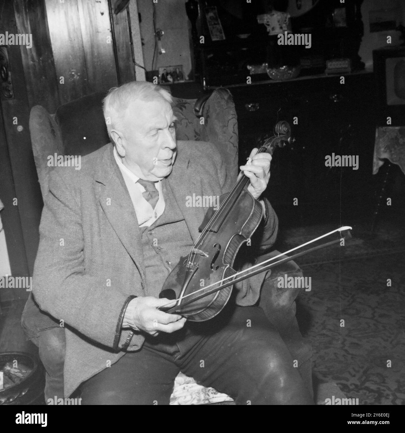JAMES REDPATH MR AGED 84 VIOLIN BELIEVES STRADIVARIUS ; 7 FEBRUARY 1963 ...